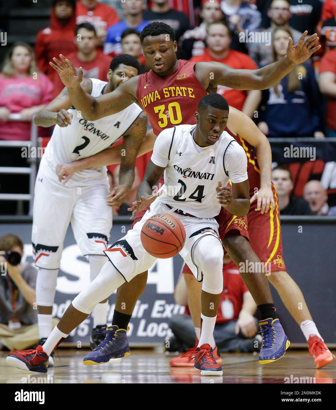 Cincinnati's Shaq Thomas (24) dribbles around Iowa State's Deonte ...