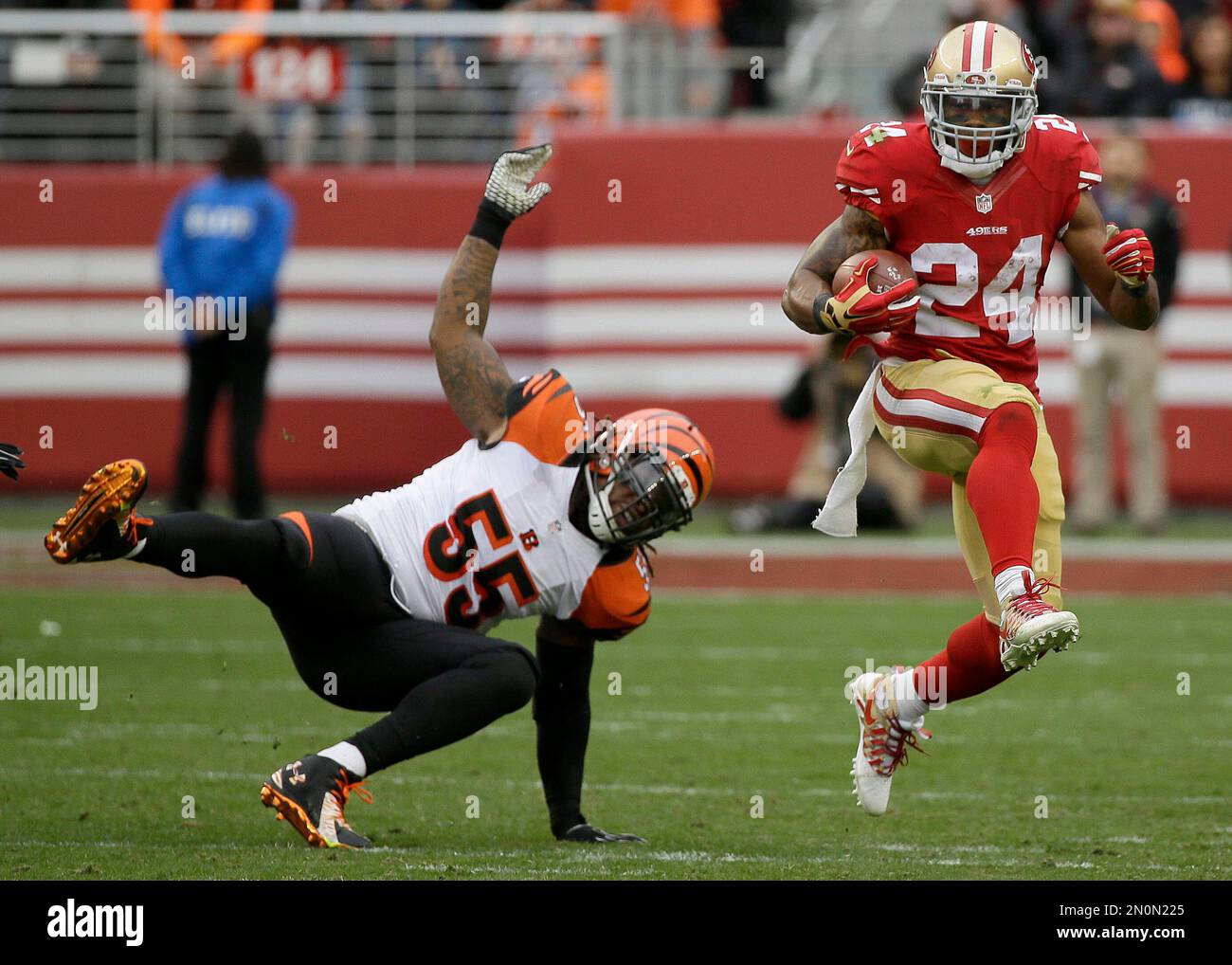San Francisco 49ers running back Shaun Draughn (24) runs past ...
