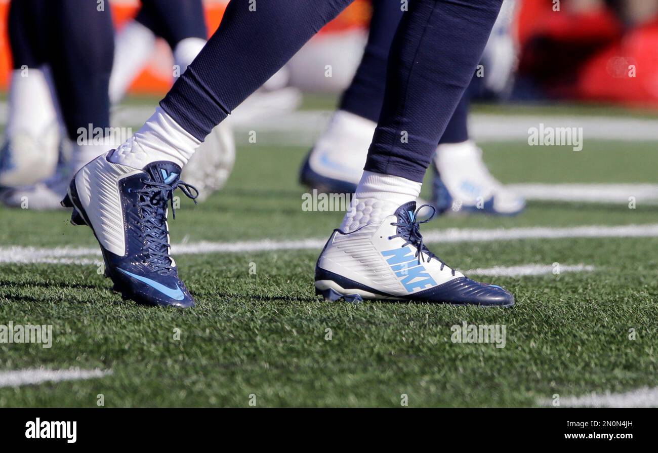 Tennessee Titans quarterback Marcus Mariota wears cleats as he warms up ...