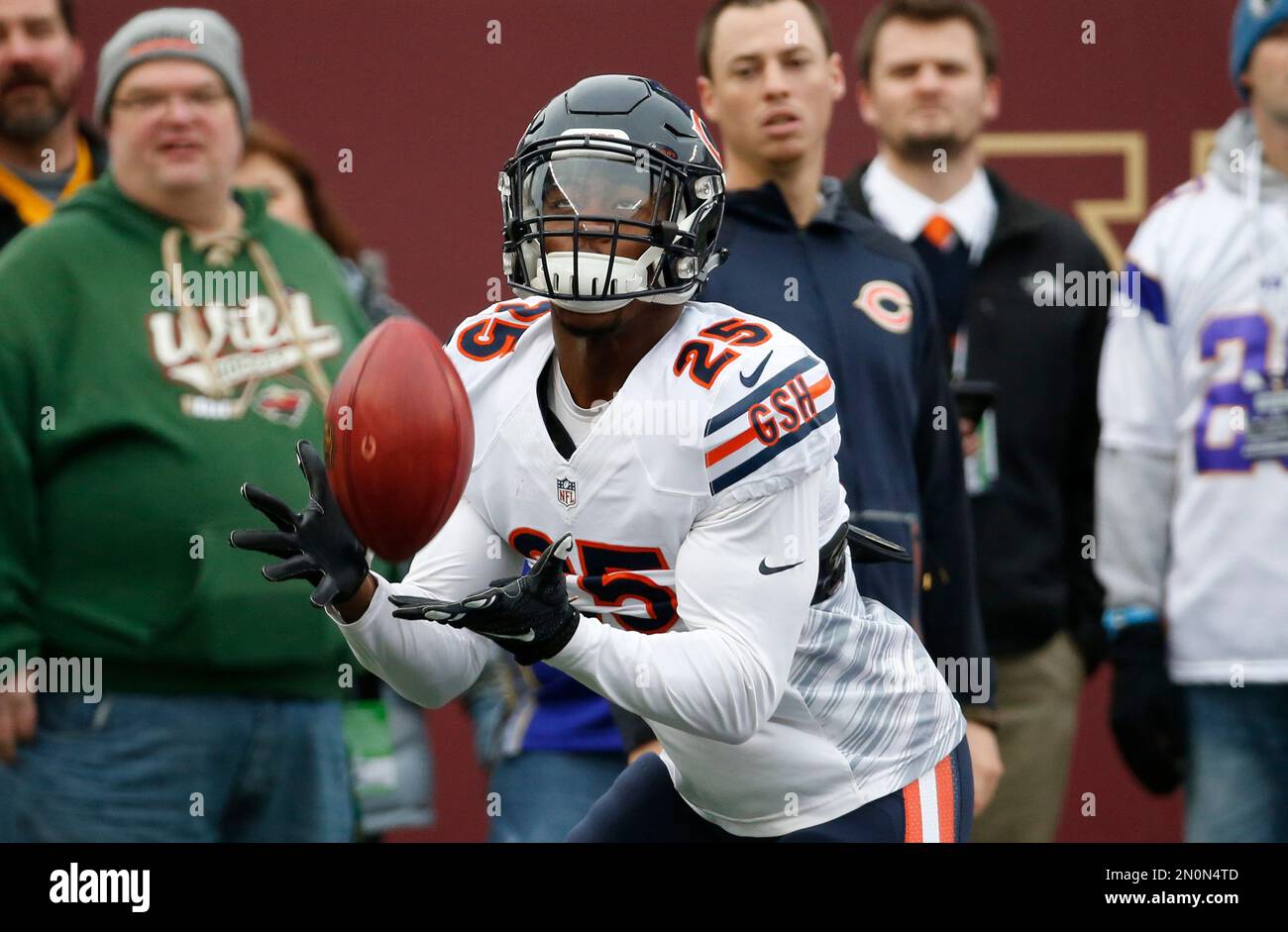 Chicago Bears running back Ka'Deem Carey (25) catches during pre game ...