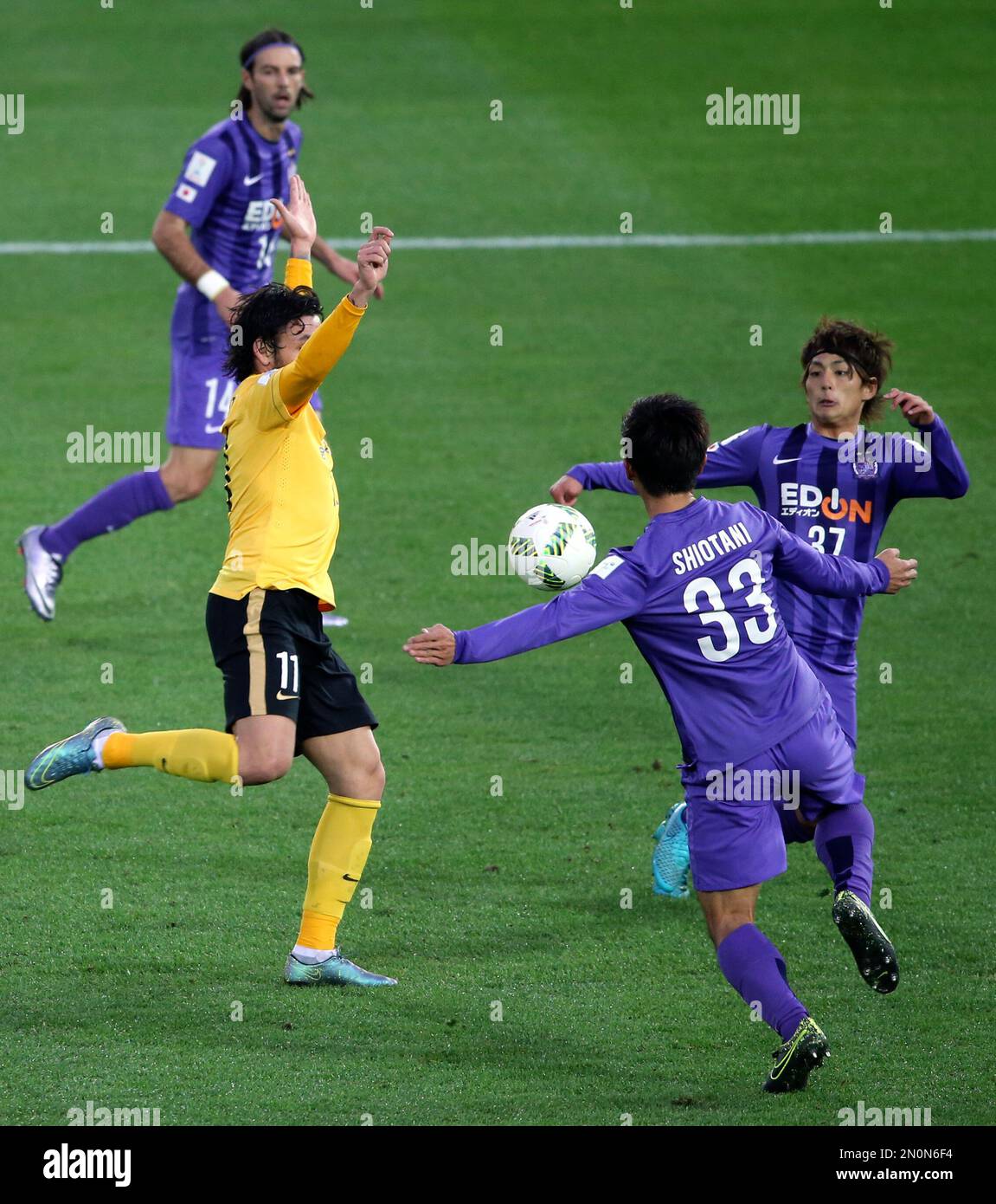 Guangzhou Evergrande FC’s Goulart of Brazil (11) battles for the ball ...