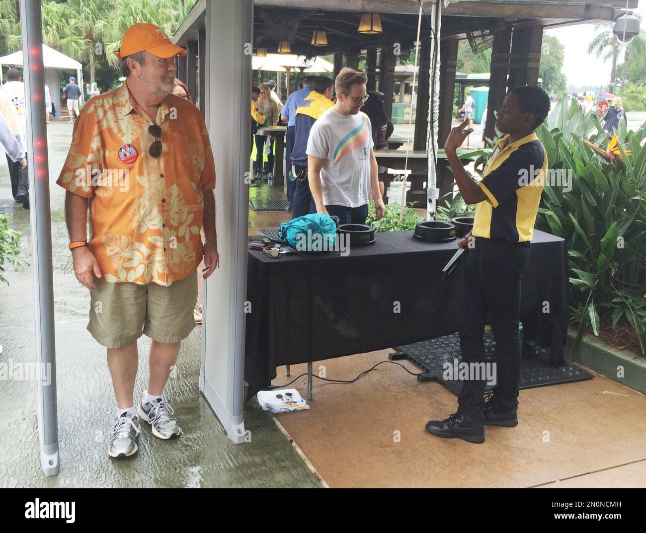 Bill Kennedy, of Chattanooga, Tenn., walks through a metal detector at ...