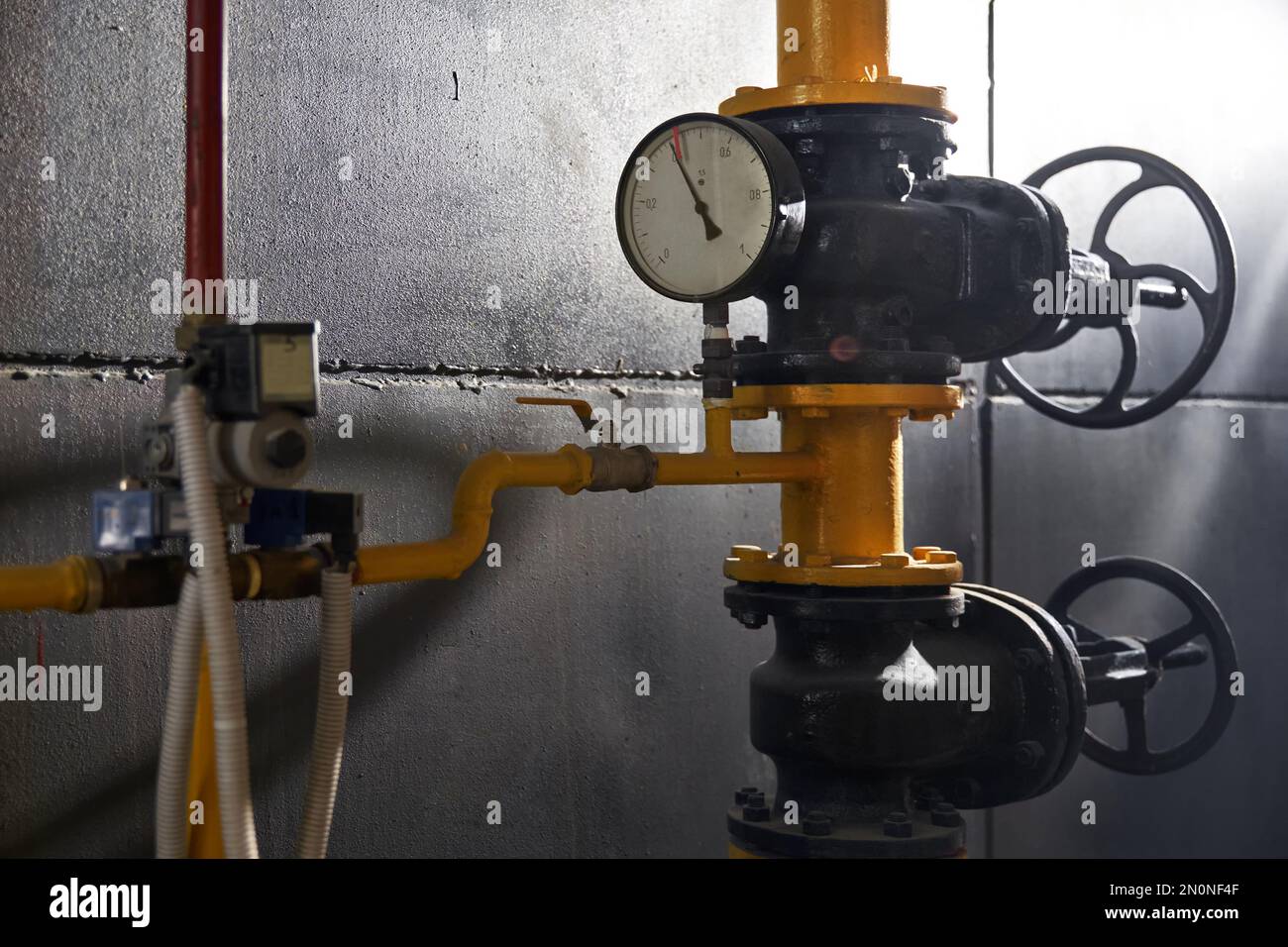 Pressure gauge in factory arrow hi-res stock photography and images - Alamy