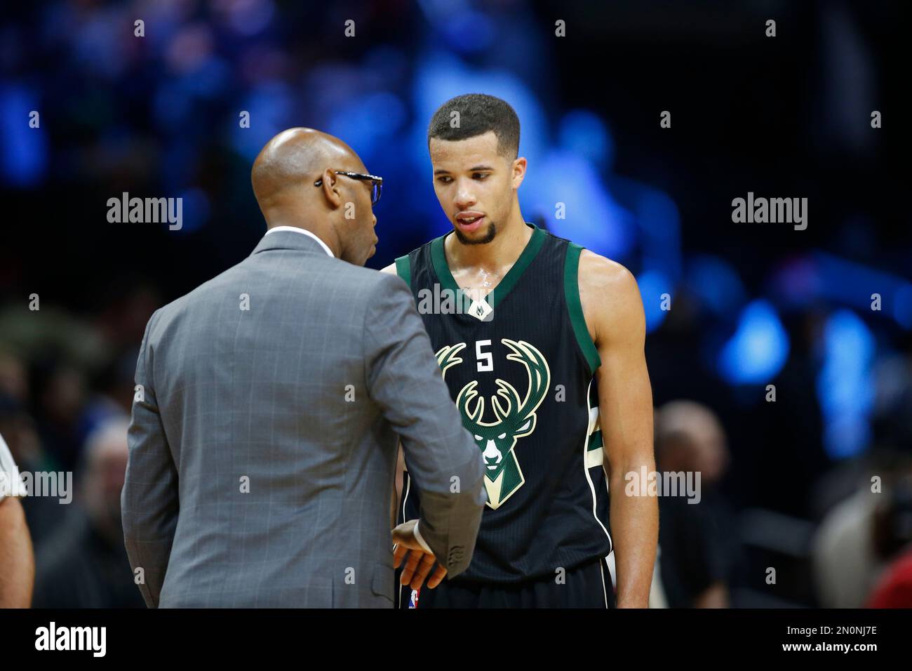 Los Angeles Clippers assistant coach Sam Cassell, left, talks with ...