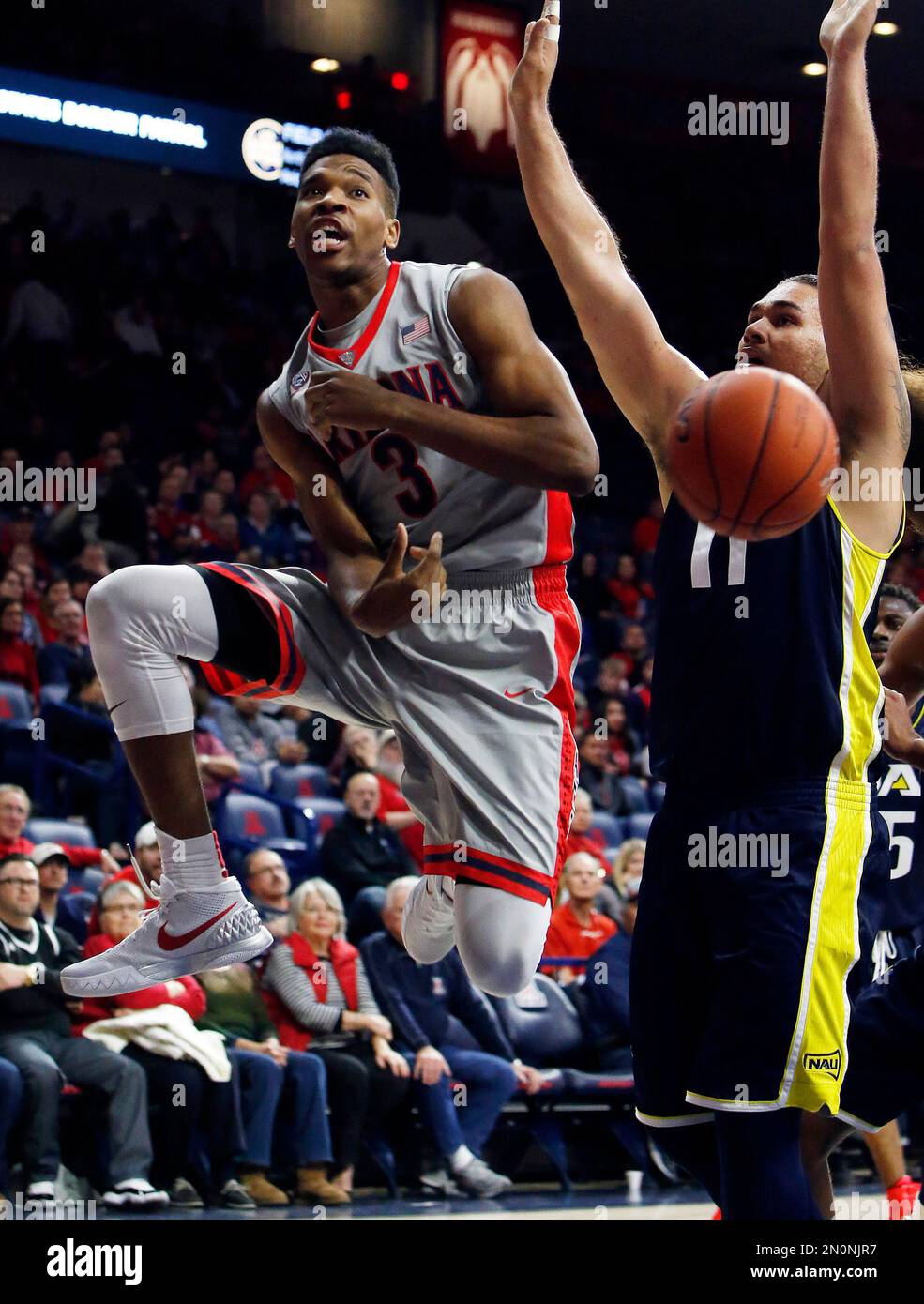 Arizona guard Justin Simon (3) makes a no-look pass in front of ...