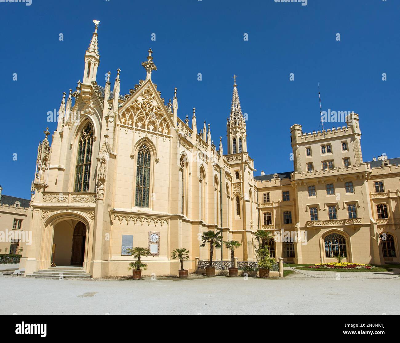 Tudor gothic architecture hi-res stock photography and images - Alamy