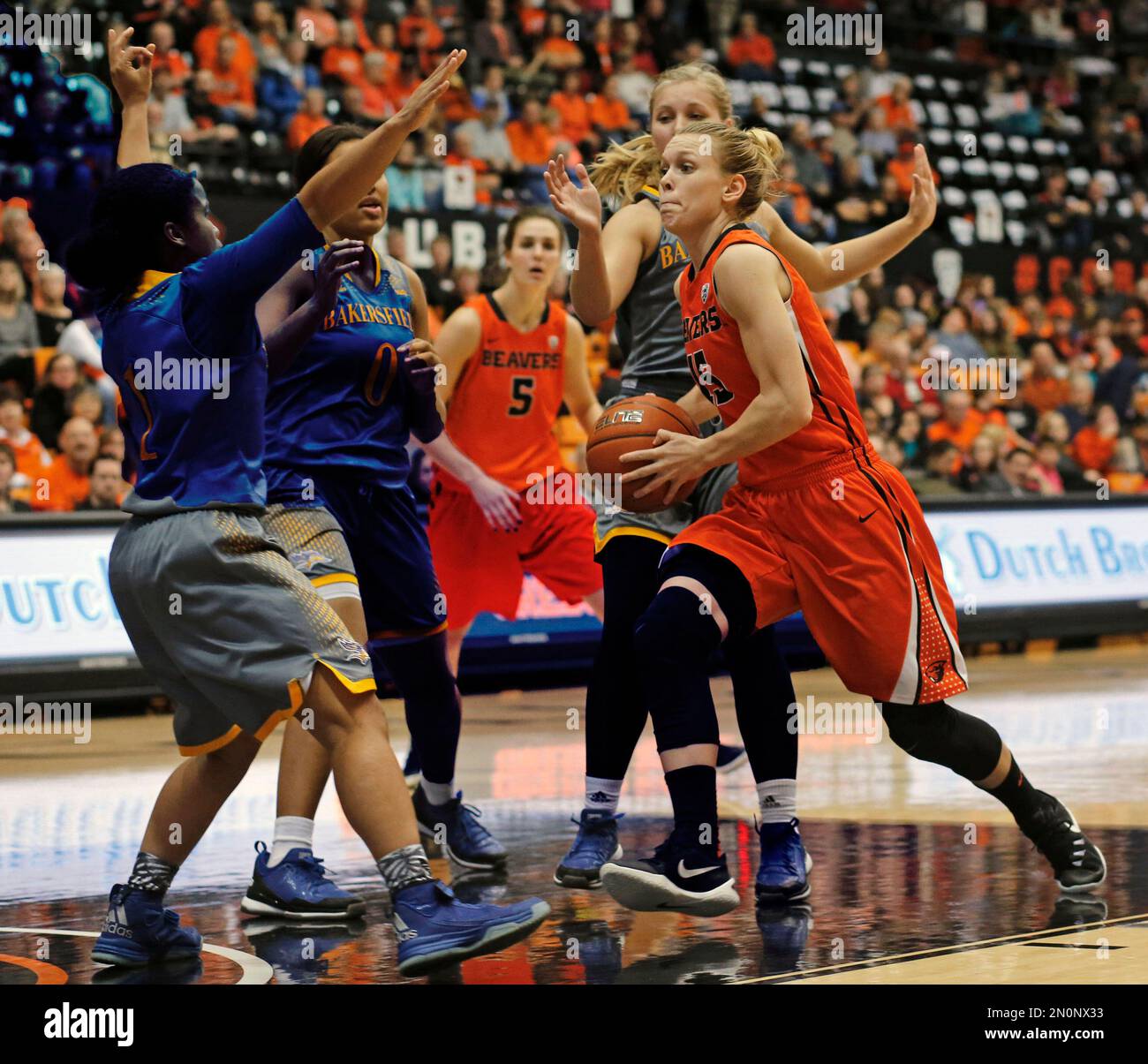 Oregon State's Jamie Weisner, right, drives to the basket during Oregon ...