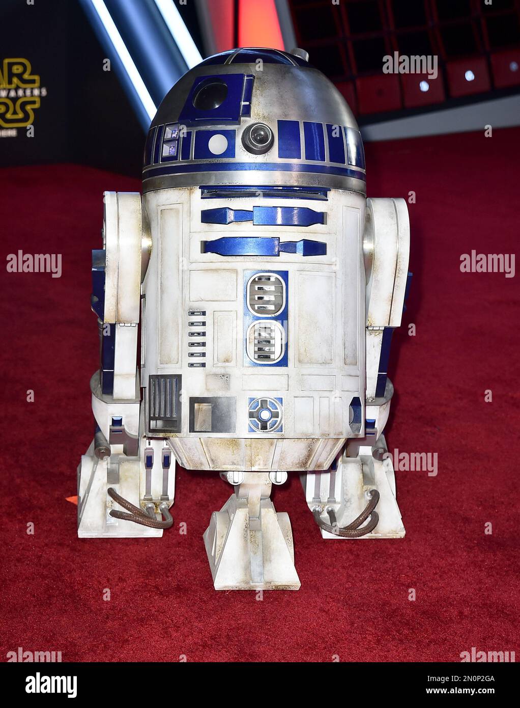 R2-D2 arrives at the world premiere of "Star Wars: The Force Awakens ...