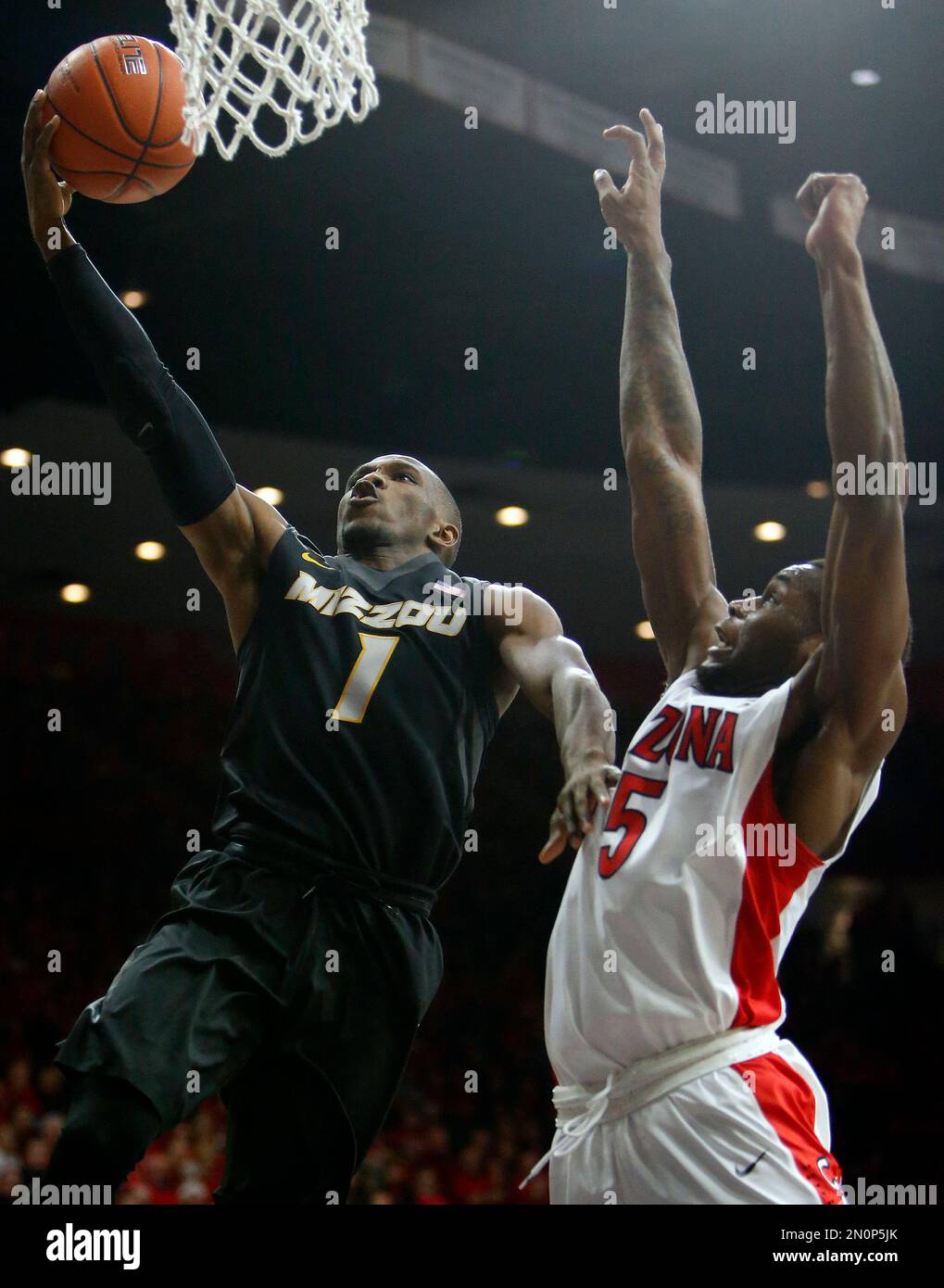 Missouri guard Terrence Phillips (1) drives past Arizona guard Kadeem ...