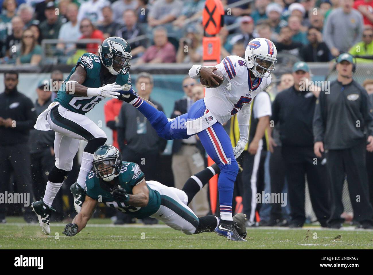 Buffalo Bills' Tyrod Taylor (5) tries to scramble past Philadelphia ...