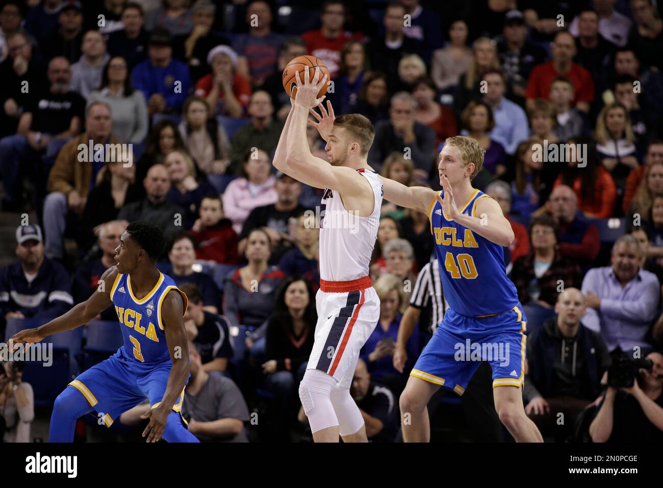 Gonzaga's Domantas Sabonis, center, prepares to pass the ball while ...