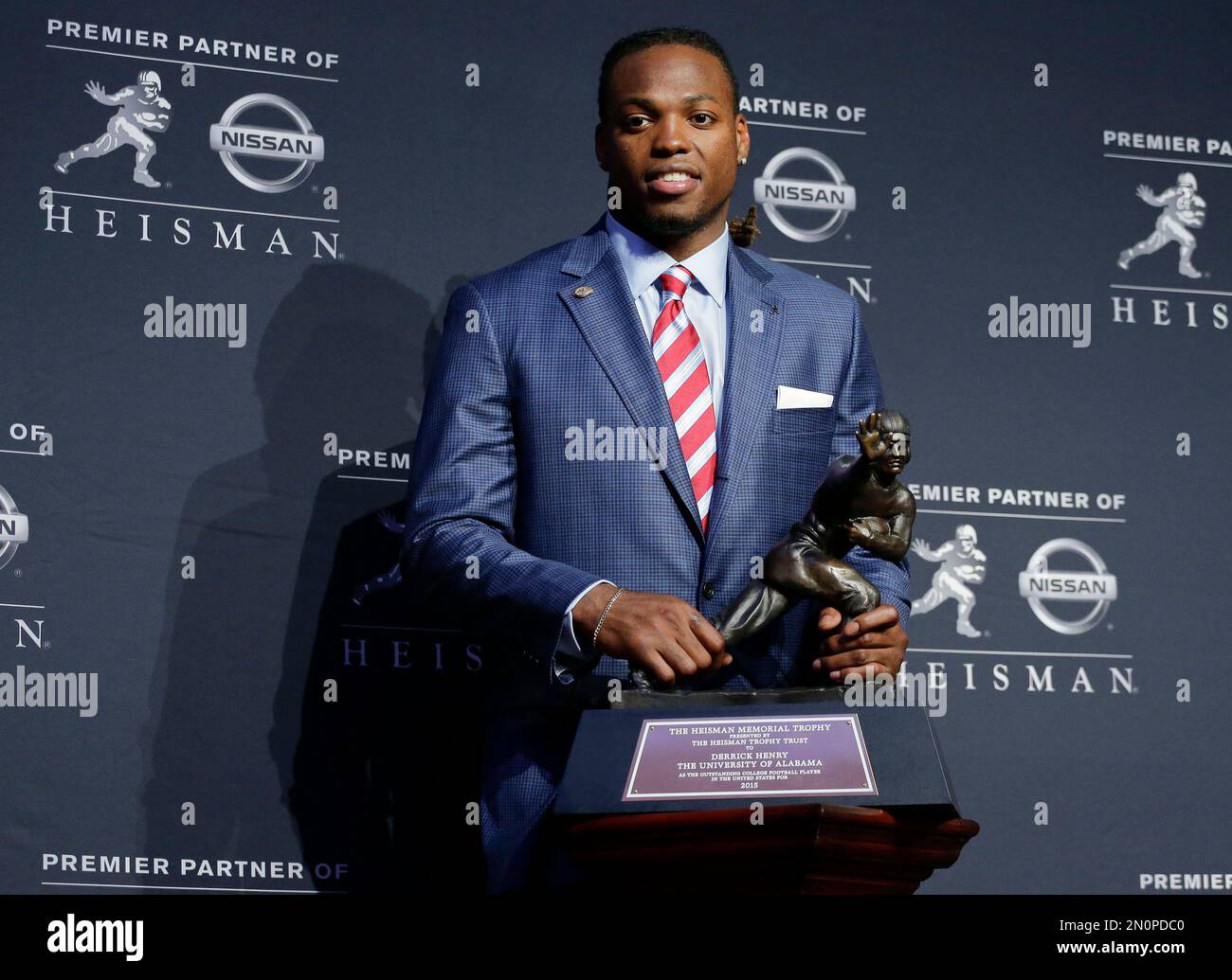 Alabama's Derrick Henry poses for photos after winning the Heisman ...