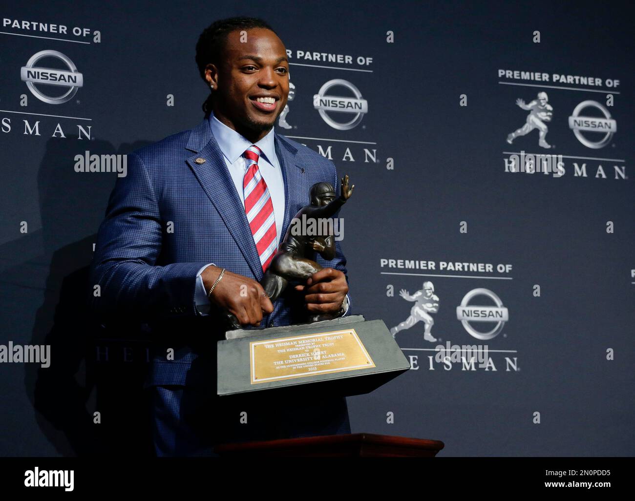Alabama's Derrick Henry poses for photos after winning the Heisman ...