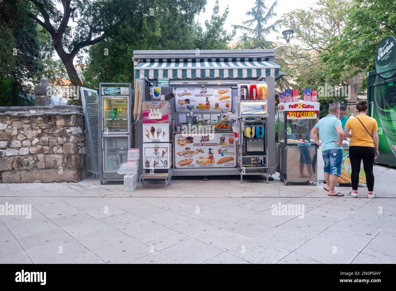 Vending machine / Ice cream stall Stock Photo - Alamy