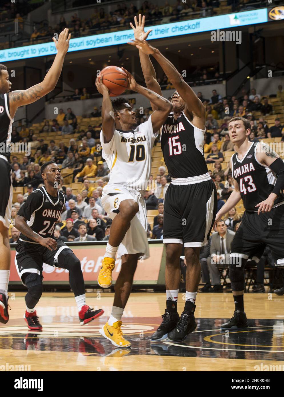 Missouri's K.J. Walton, center, shoots over Omaha's Tre’Shawn Thurman ...