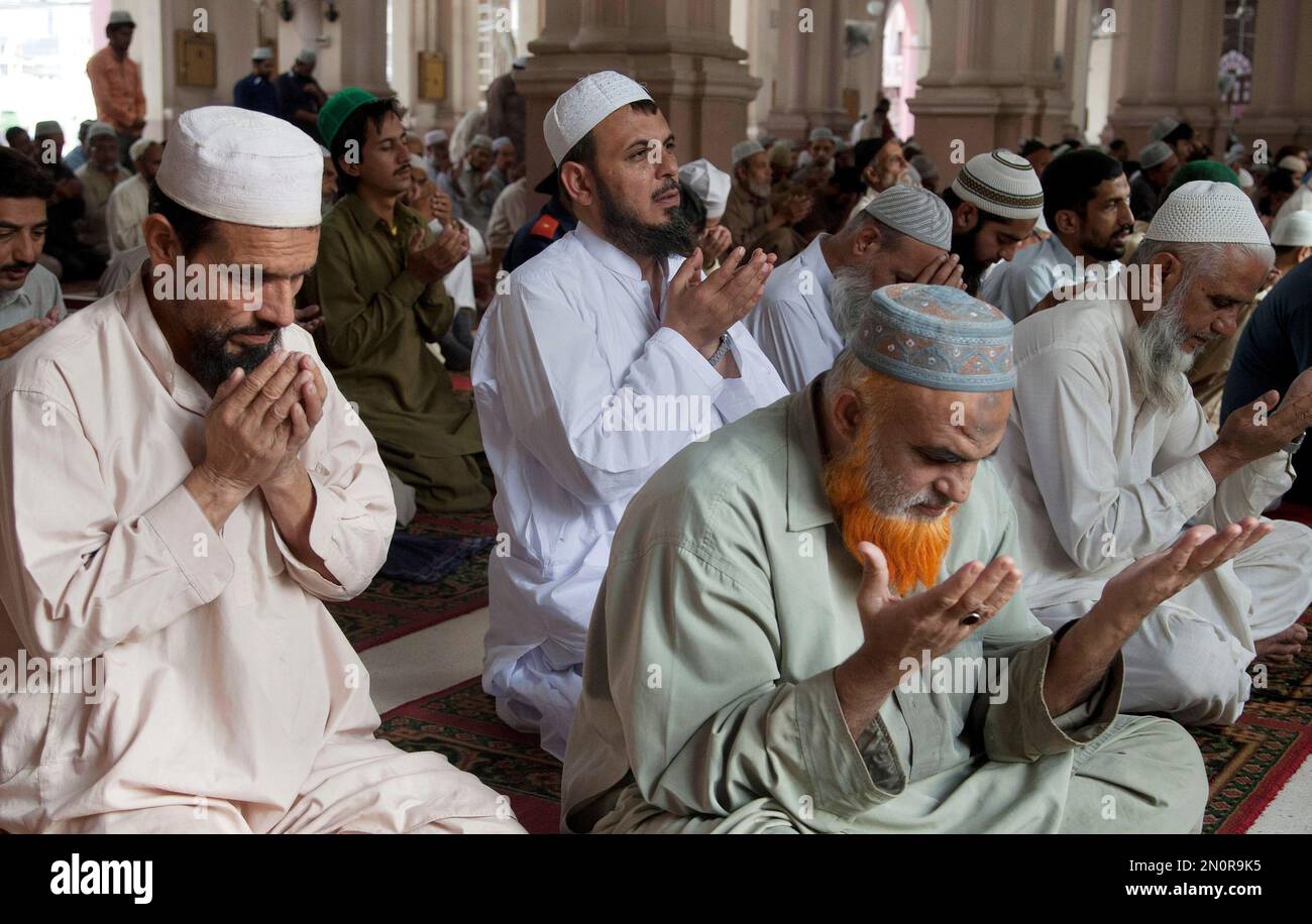 Pakistani Muslims offer afternoon prayer at Memon mosque in Karachi ...