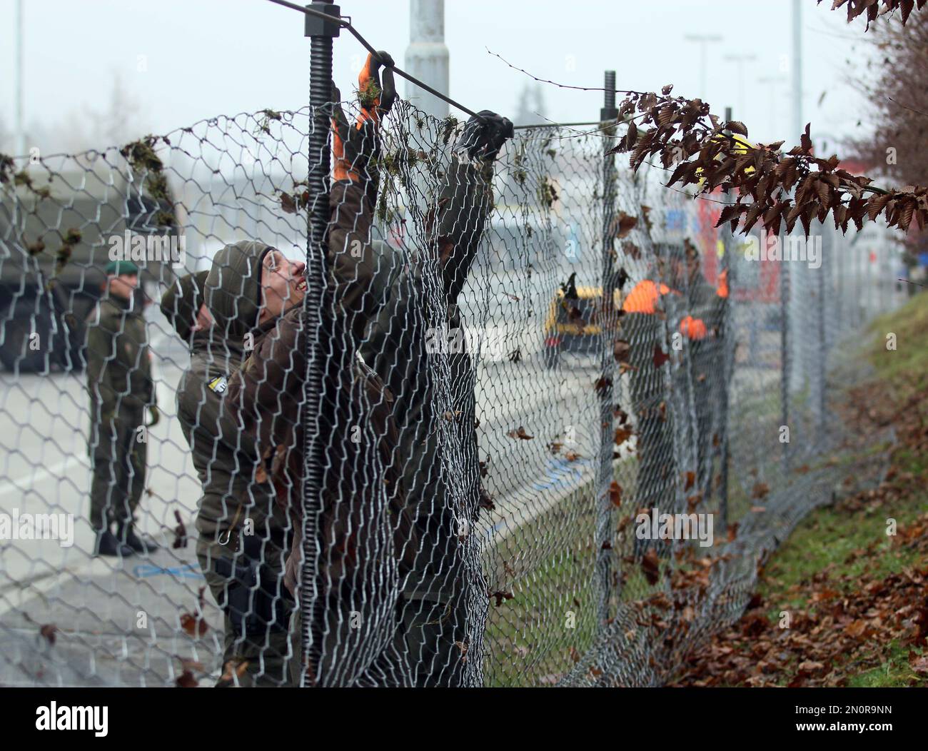 Austrian soldiers are building a fence to improve the procedure for ...