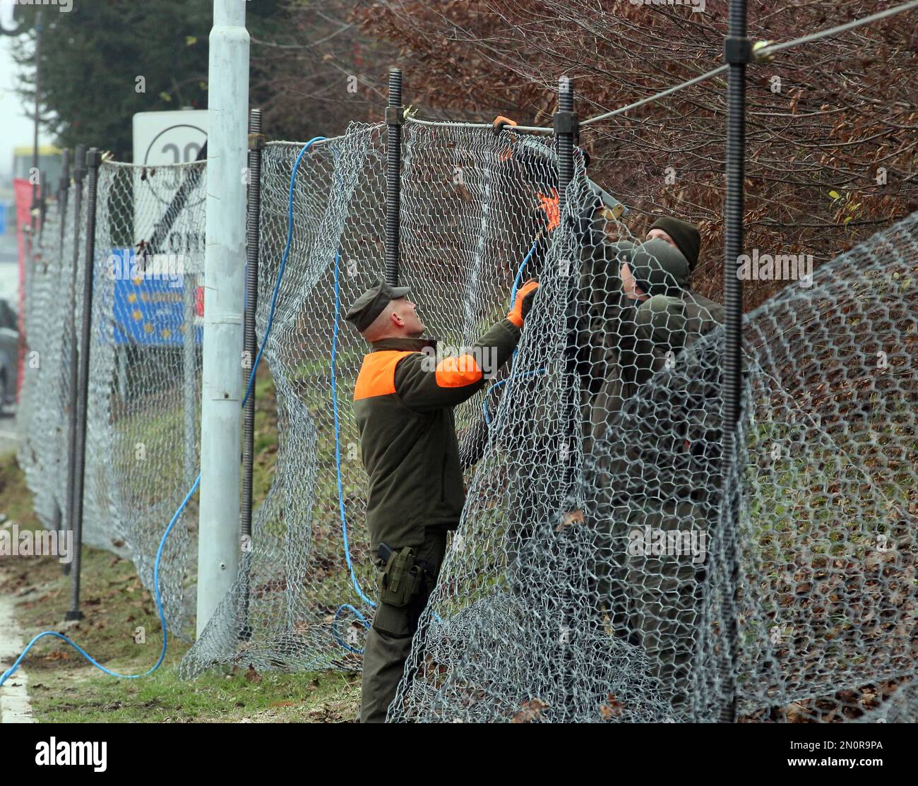 Austrian soldiers are building a fence to improve the procedure for ...