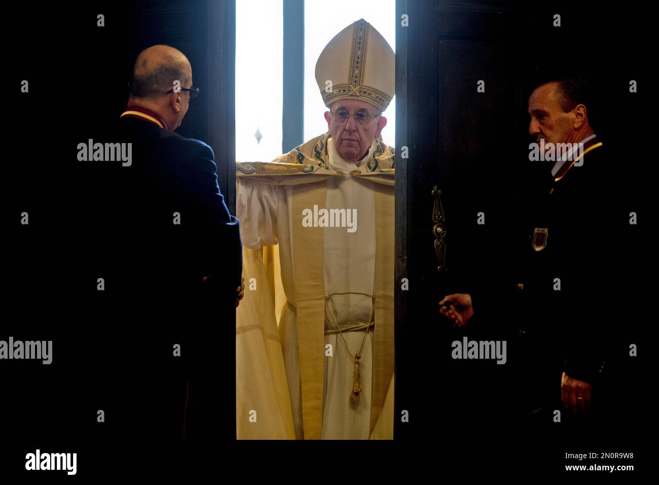 Pope Francis opens the Holy Door of St. Peter's Basilica at the Vatican ...