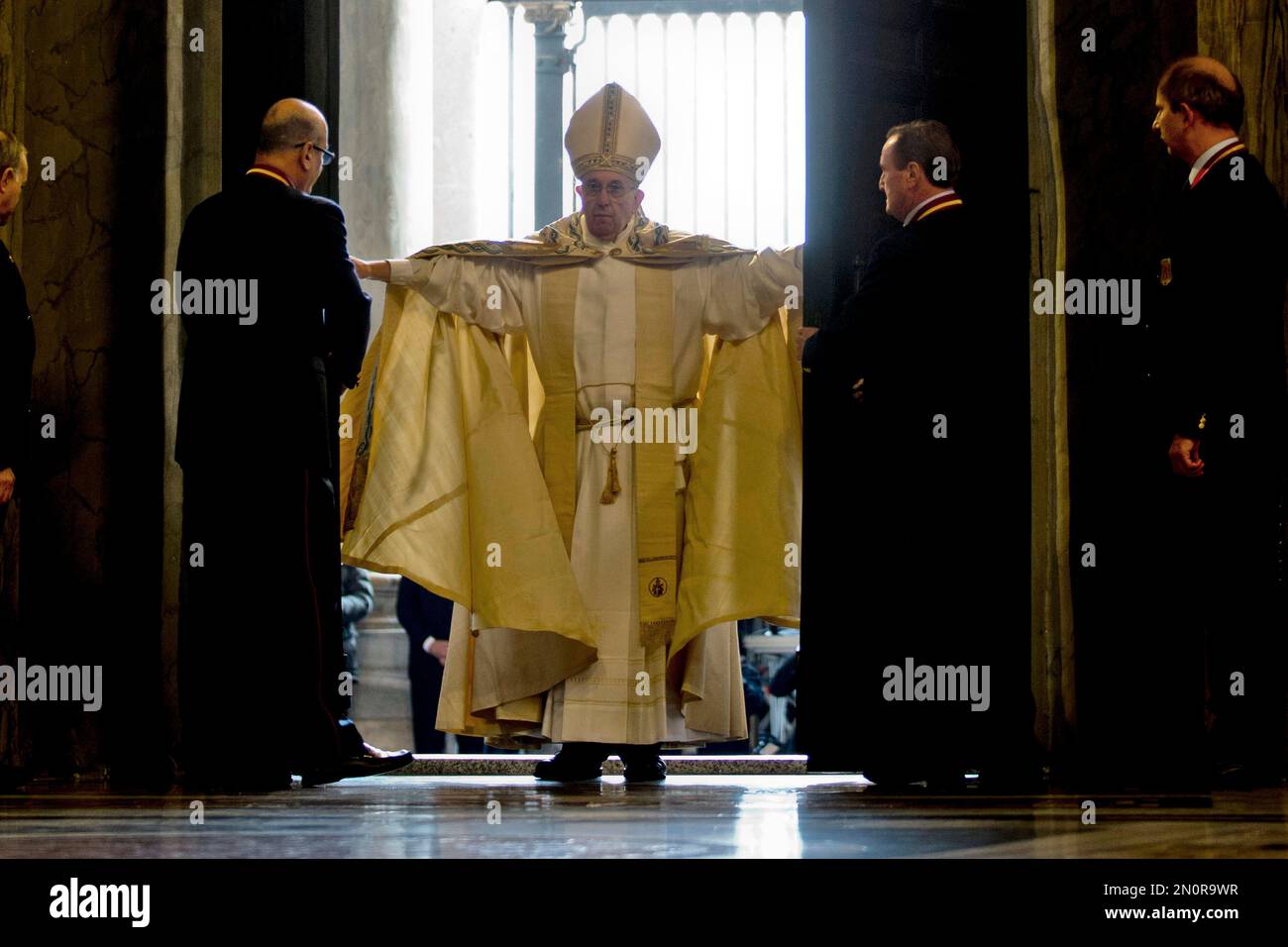 Pope Francis opens the Holy Door of St. Peter's Basilica at the Vatican ...