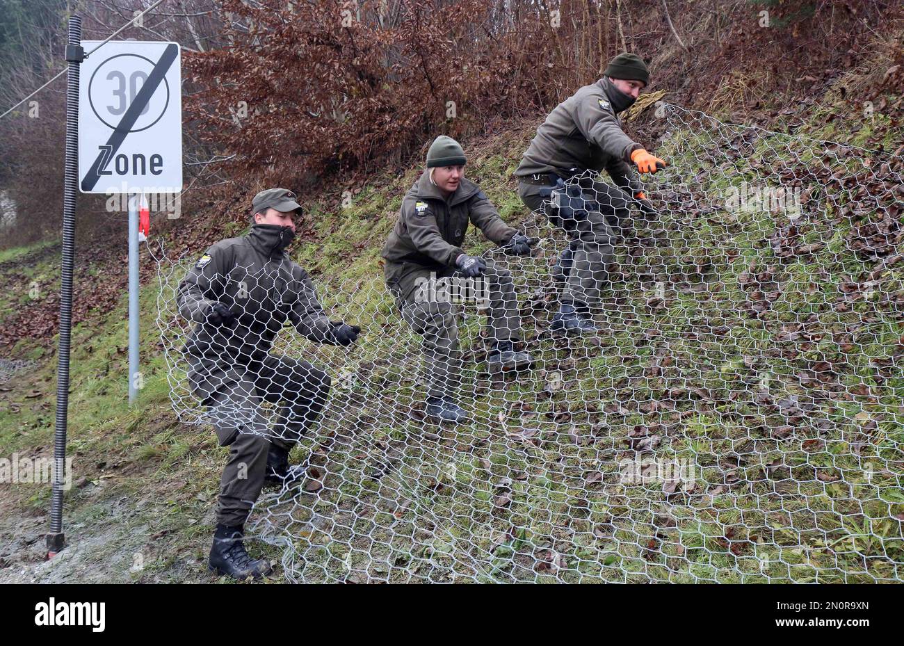 Austrian soldiers are building a fence to improve the procedure for ...