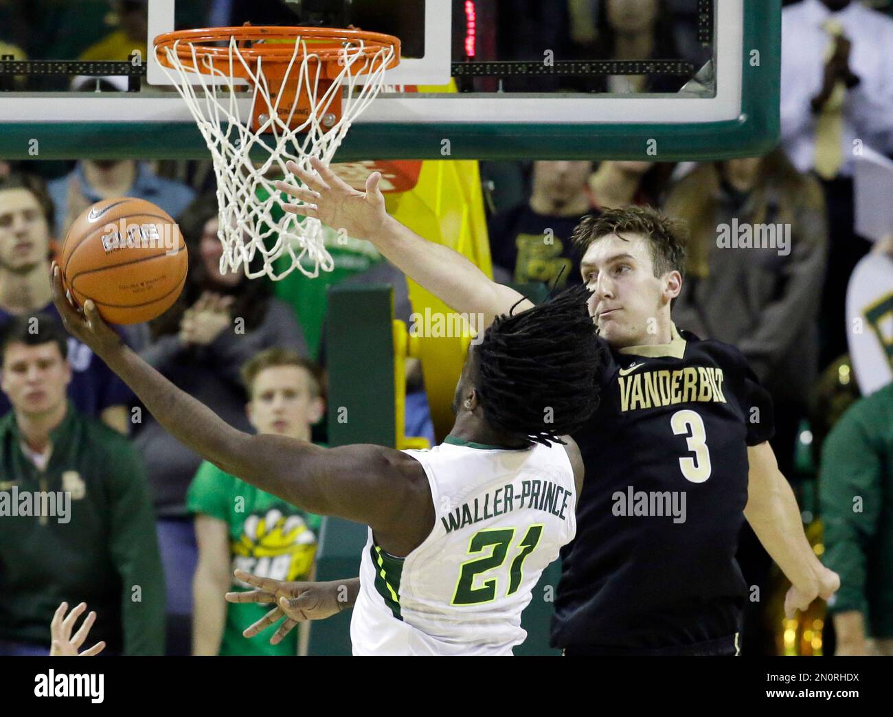 Baylor forward Taurean Prince (21) drives to the basket against ...