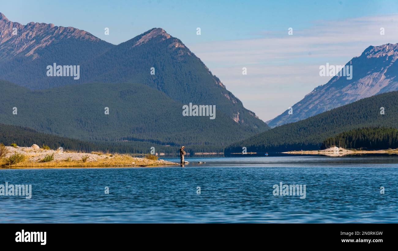 Lakeshore views of the Canadian Rocky Mountain, Interlakes Campground ...