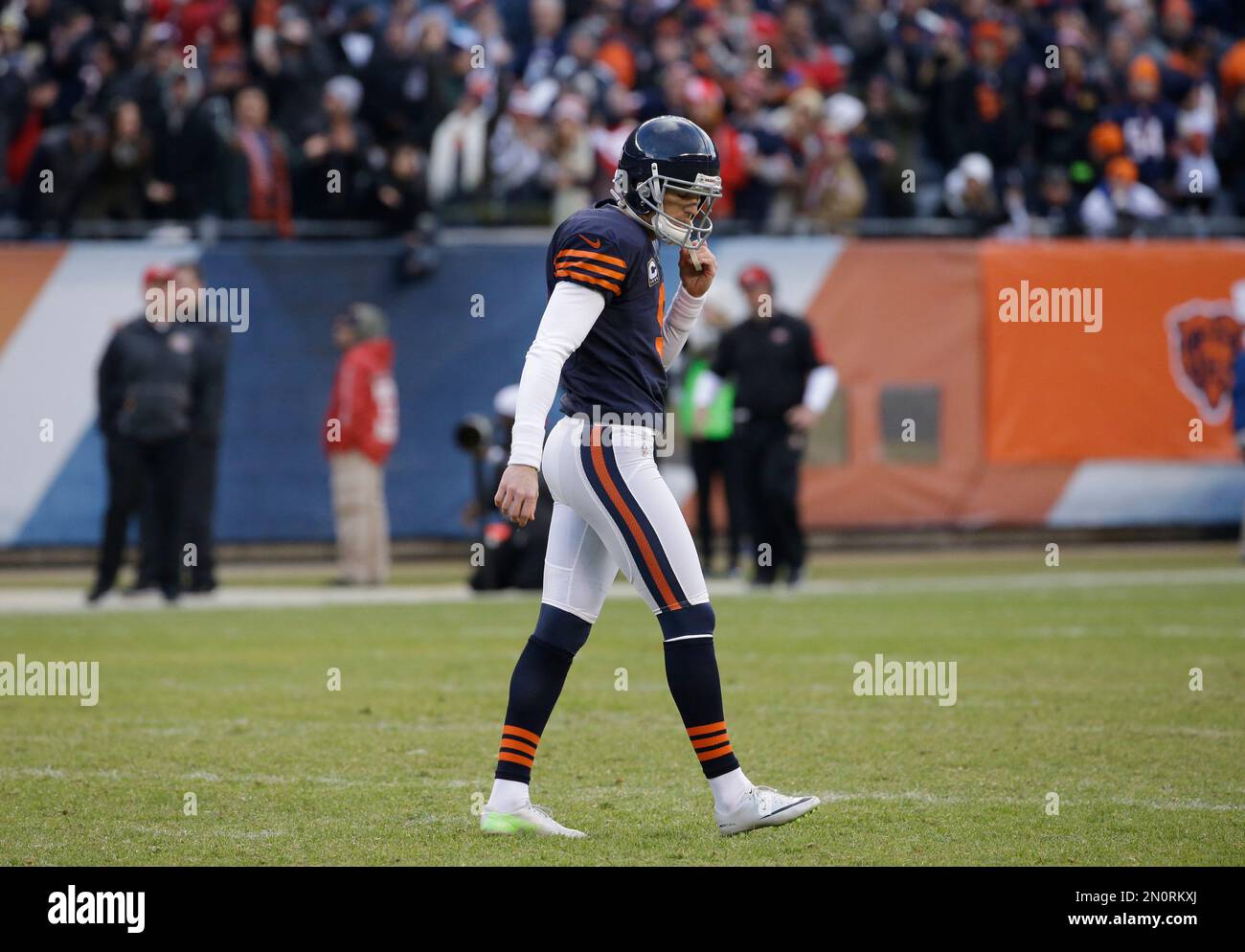 Chicago Bears kicker Robbie Gould (9) reacts after missing a field goal ...