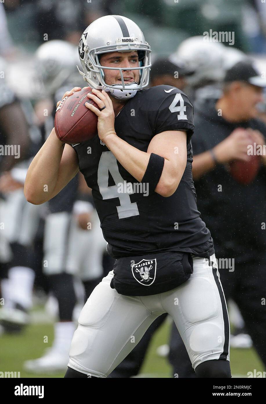 Oakland Raiders quarterback Derek Carr (4) warms up before an NFL ...