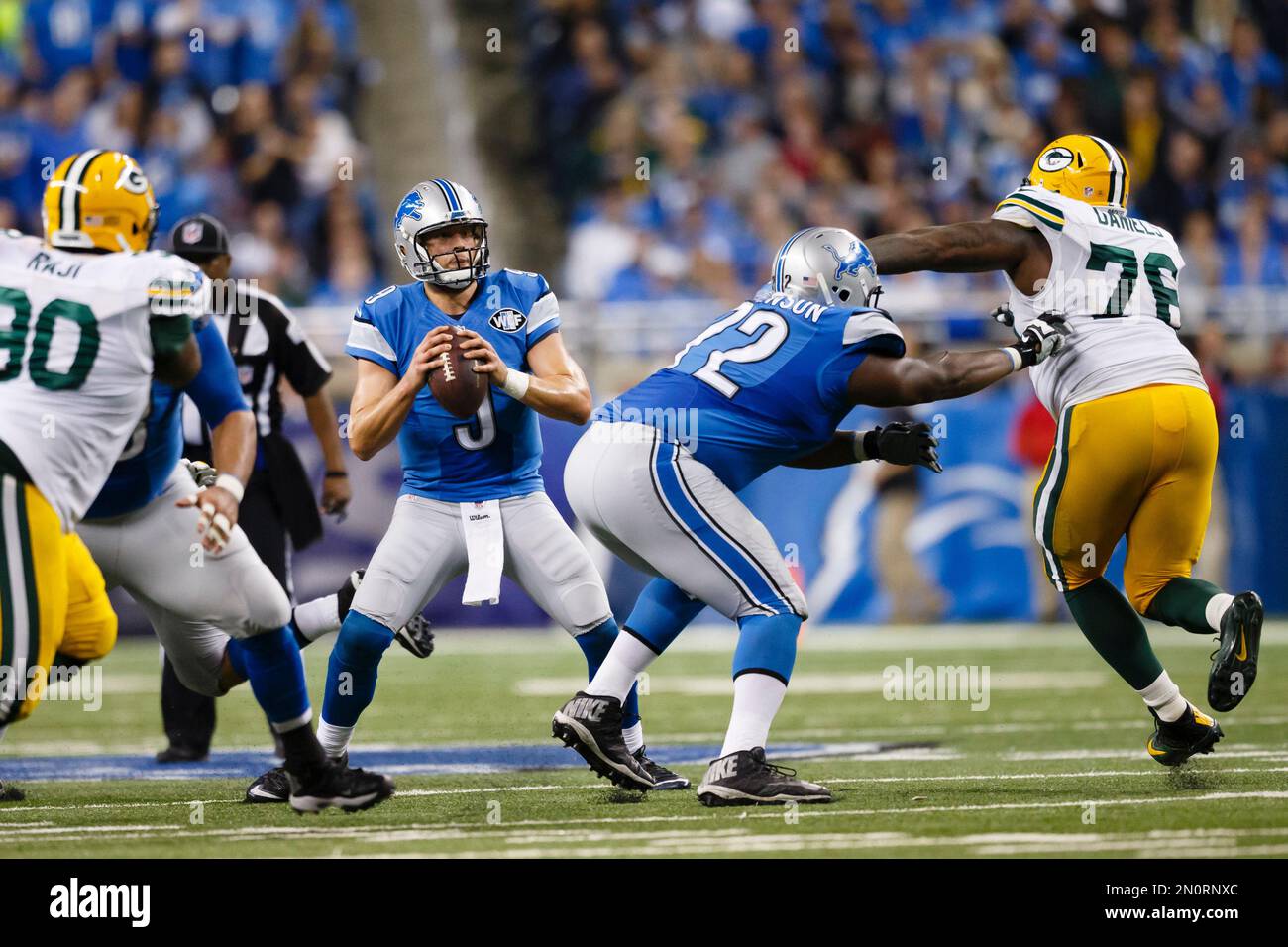 Detroit Lions quarterback Matthew Stafford (9) drops back to pass ...