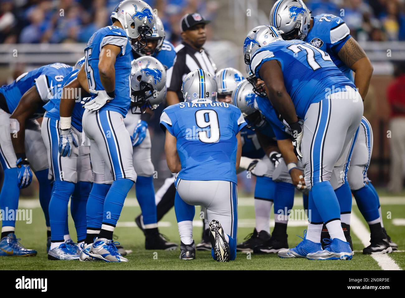 Detroit Lions quarterback Matthew Stafford (9) huddles up the offense ...