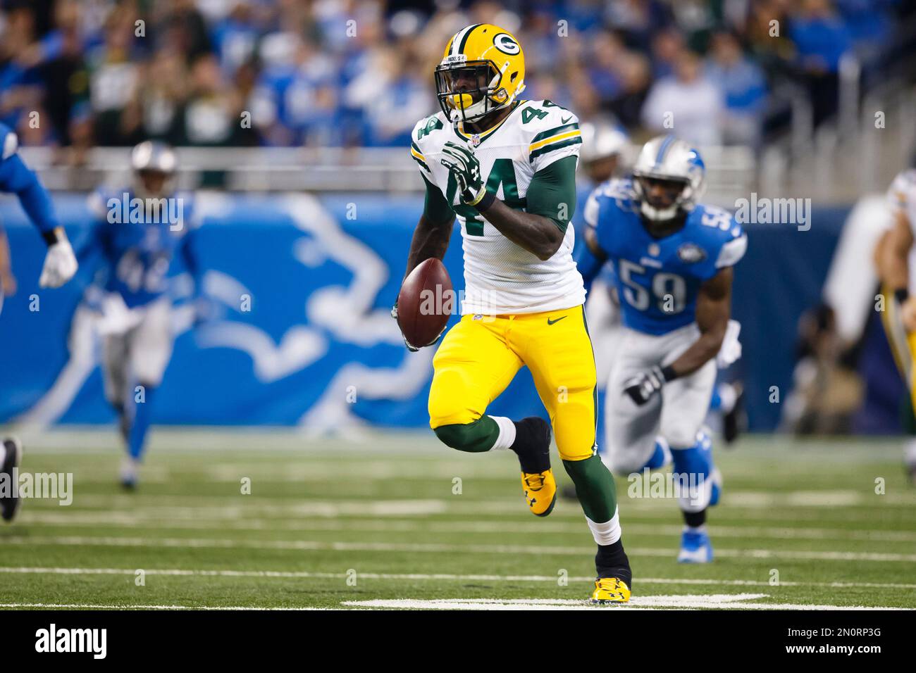 Green Bay Packers running back James Starks (44) rushes against the ...