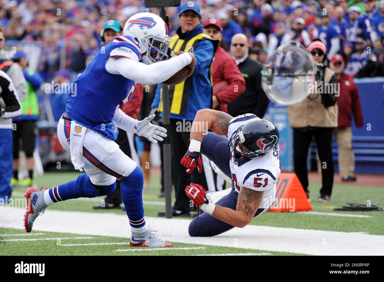 Buffalo Bills quarterback Tyrod Taylor, left, avoids a tackle by ...