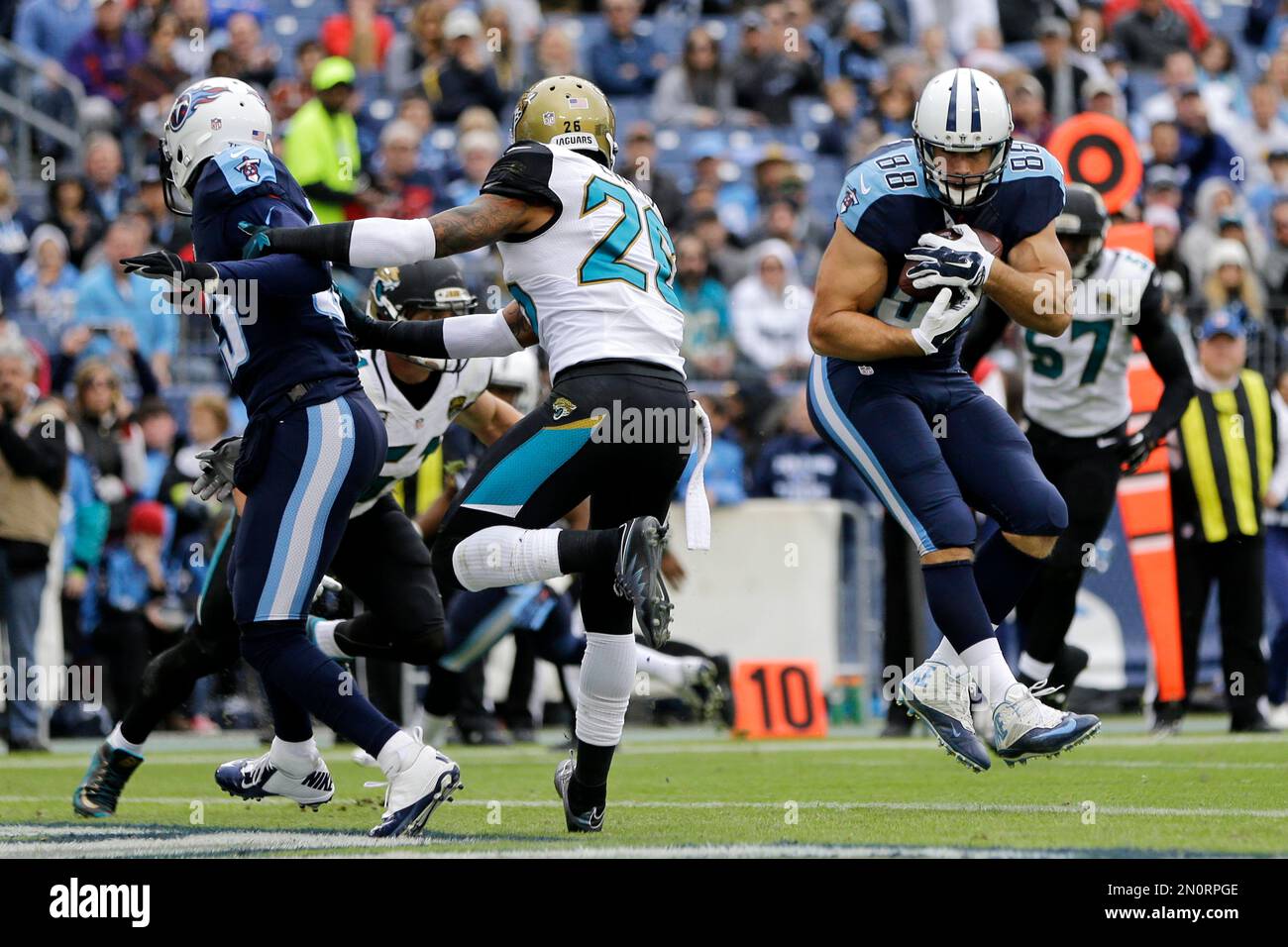Tennessee Titans tight end Craig Stevens (88) catches a 10-yard ...