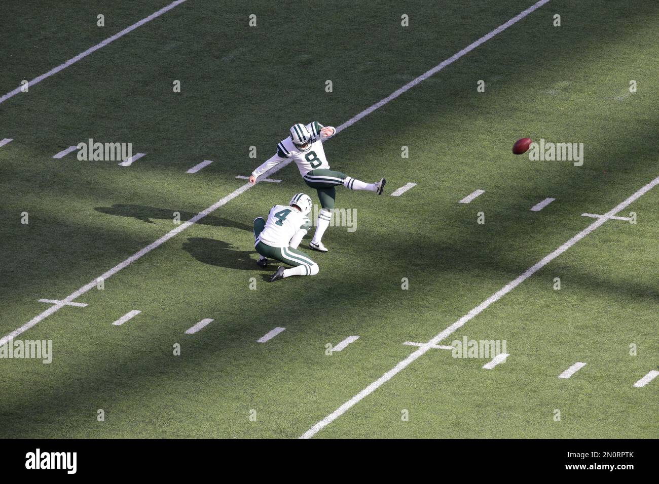 New York Jets kicker Randy Bullock (8) warms up with Ryan Quigley (4 ...
