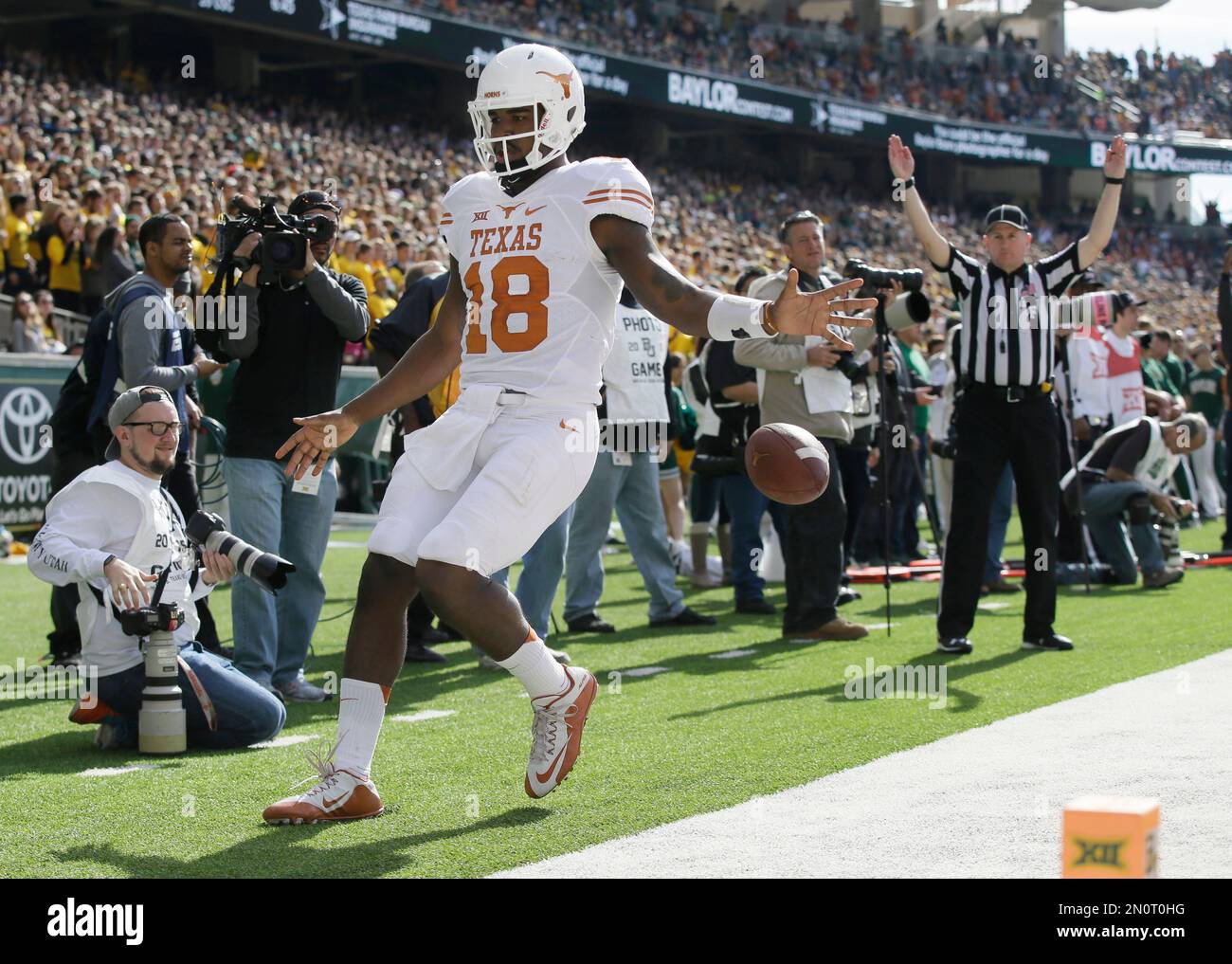 Texas quarterback Tyrone Swoopes (18) runs outof bounds after scoring a ...