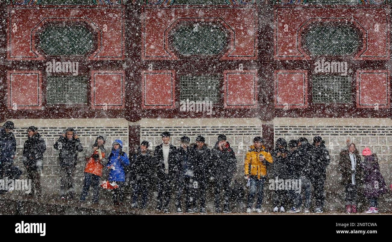 Visitors shelter from heavy snow at the 14th-century Gyeongbok Palace ...