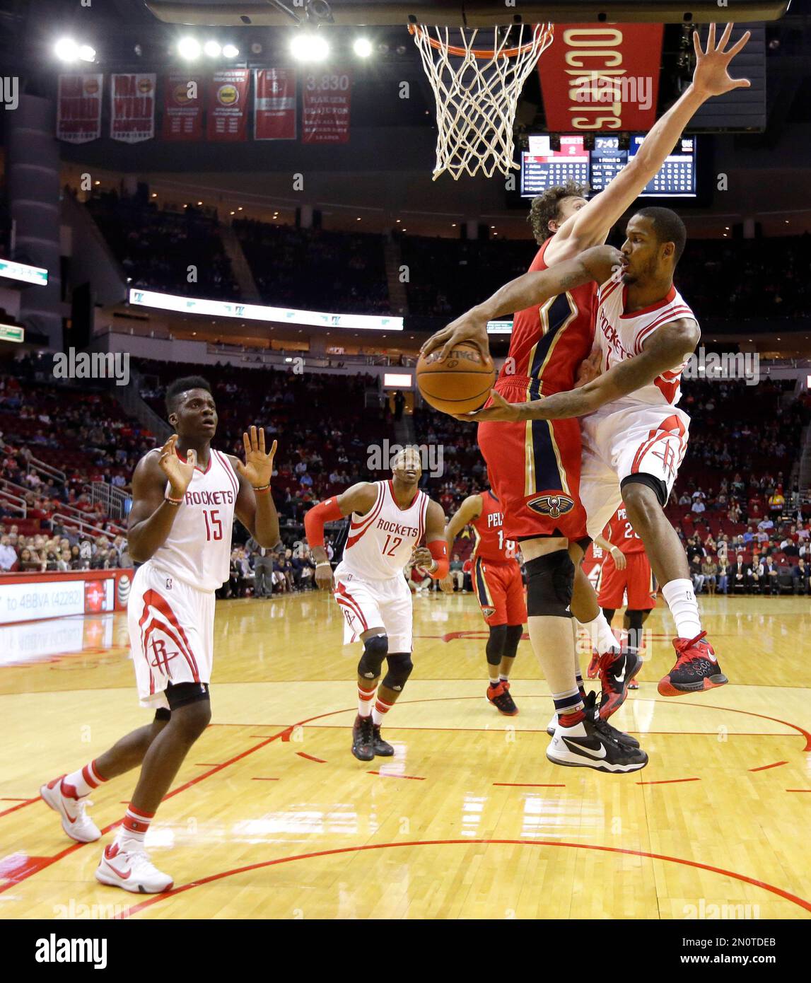 Houston Rockets' Trevor Ariza, right, passes the ball around New ...