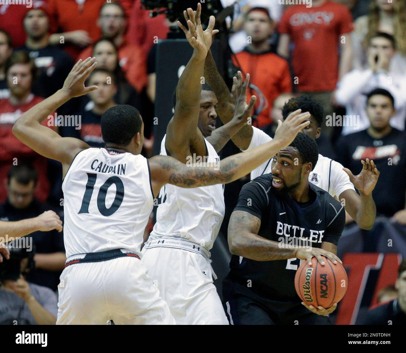 Butler's Roosevelt Jones (21) looks to pass around Cincinnati's ...