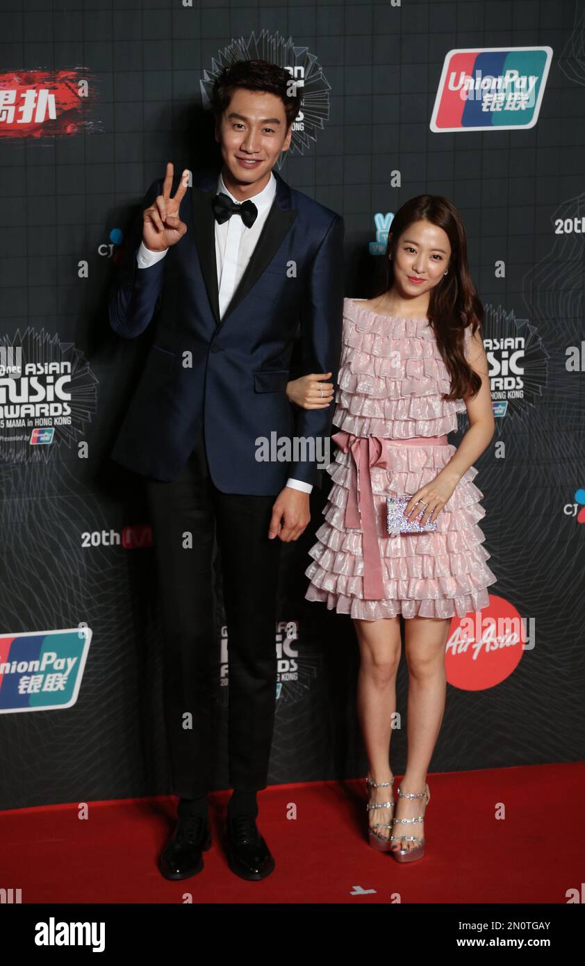 South Korean actor Lee Kwang-soo, left, and actress Park Bo-young pose ...