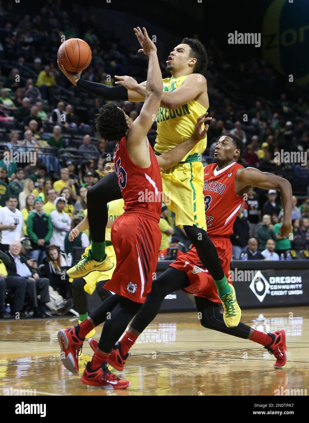 Oregon's Dillon Brooks, center, goes to the basket against Fresno State ...