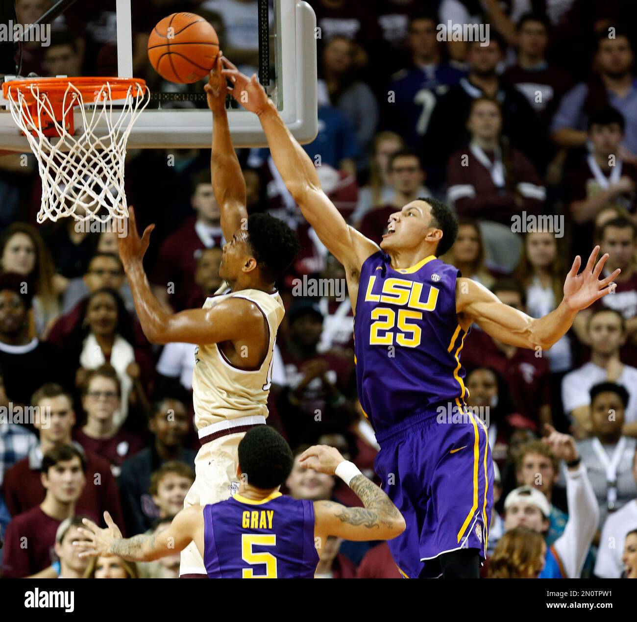 LSU's Ben Simmons (25) goes up to block the shot of College of ...