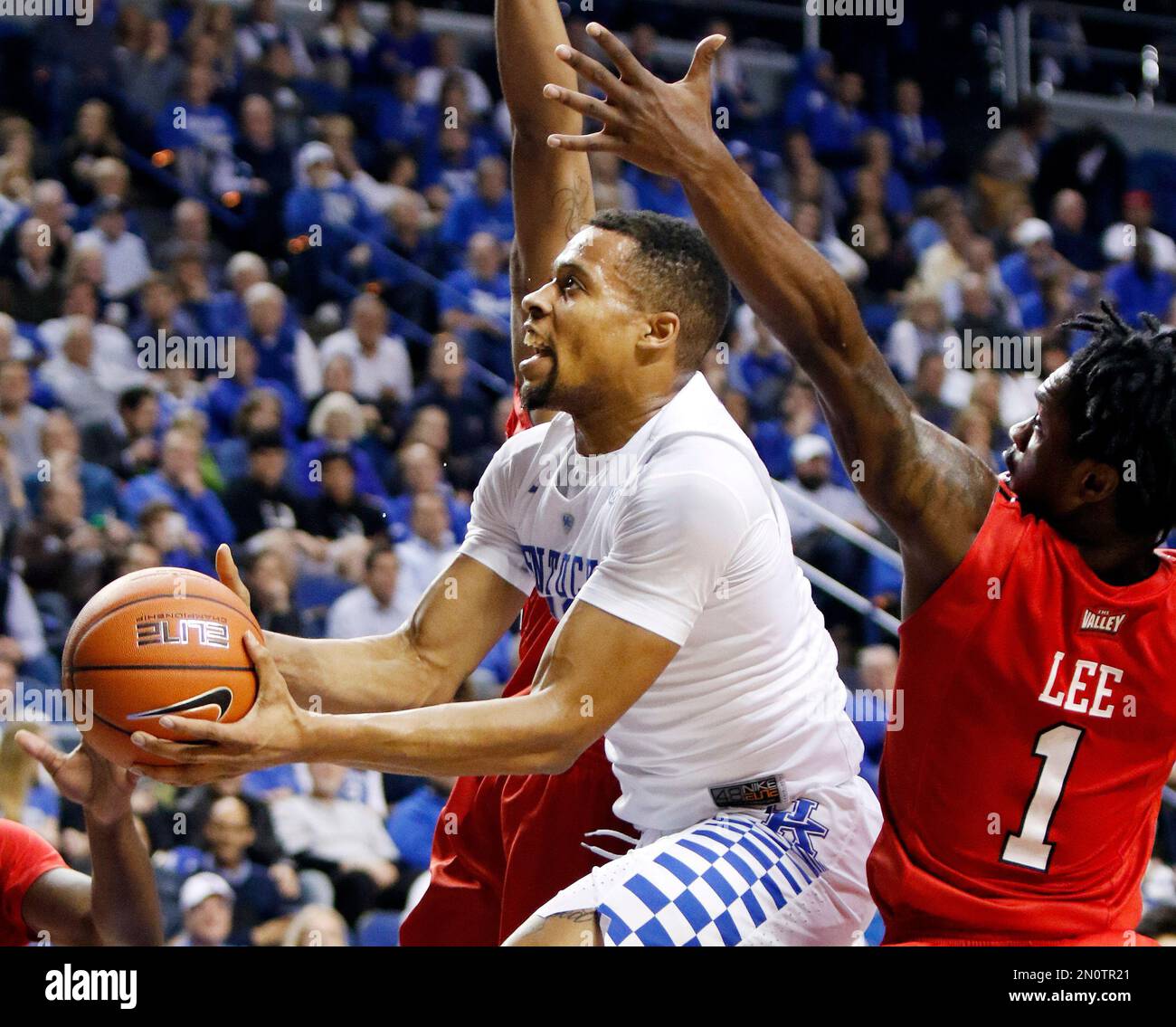 Kentucky's Isaiah Briscoe, left, shoots under pressure from Illinois ...