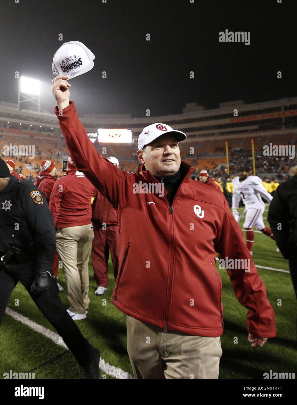 Oklahoma head coach Bob Stoops holds a Big 12 Champions cap following ...