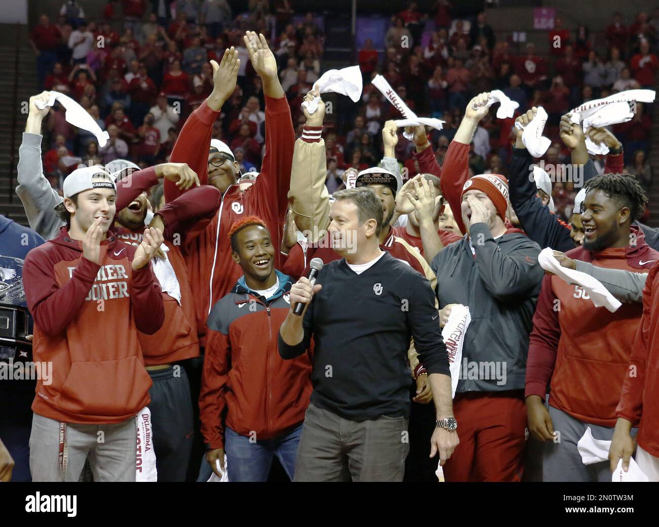 Oklahoma Football head coach Bob Stoops, center, speaks to fans during ...