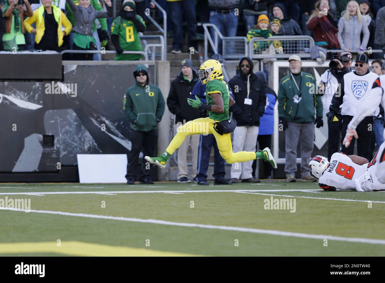 Oregon running back Taj Griffin in the first half of an NCAA college ...