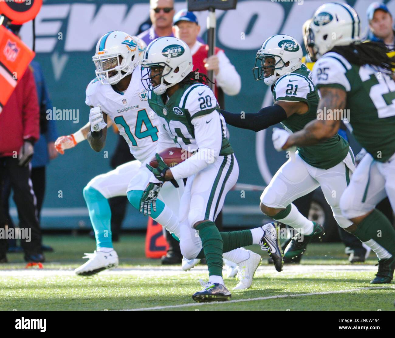 New York Jets strong safety Marcus Williams (20) runs back an ...