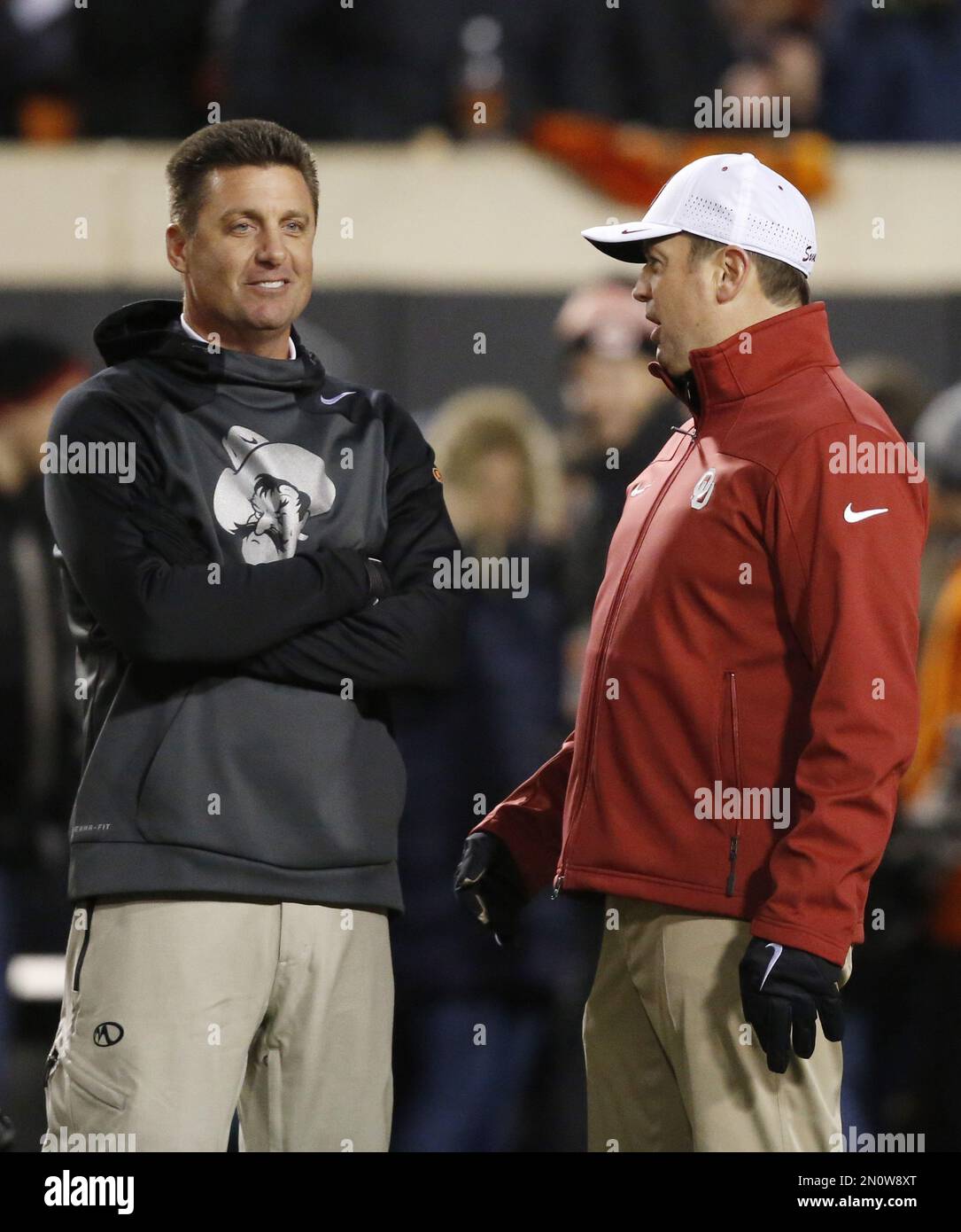 Oklahoma State head coach Mike Gundy, left, and Oklahoma head coach Bob ...