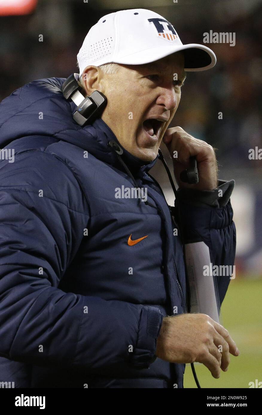 Illinois head coach Bill Cubit yells to his team during the second half ...