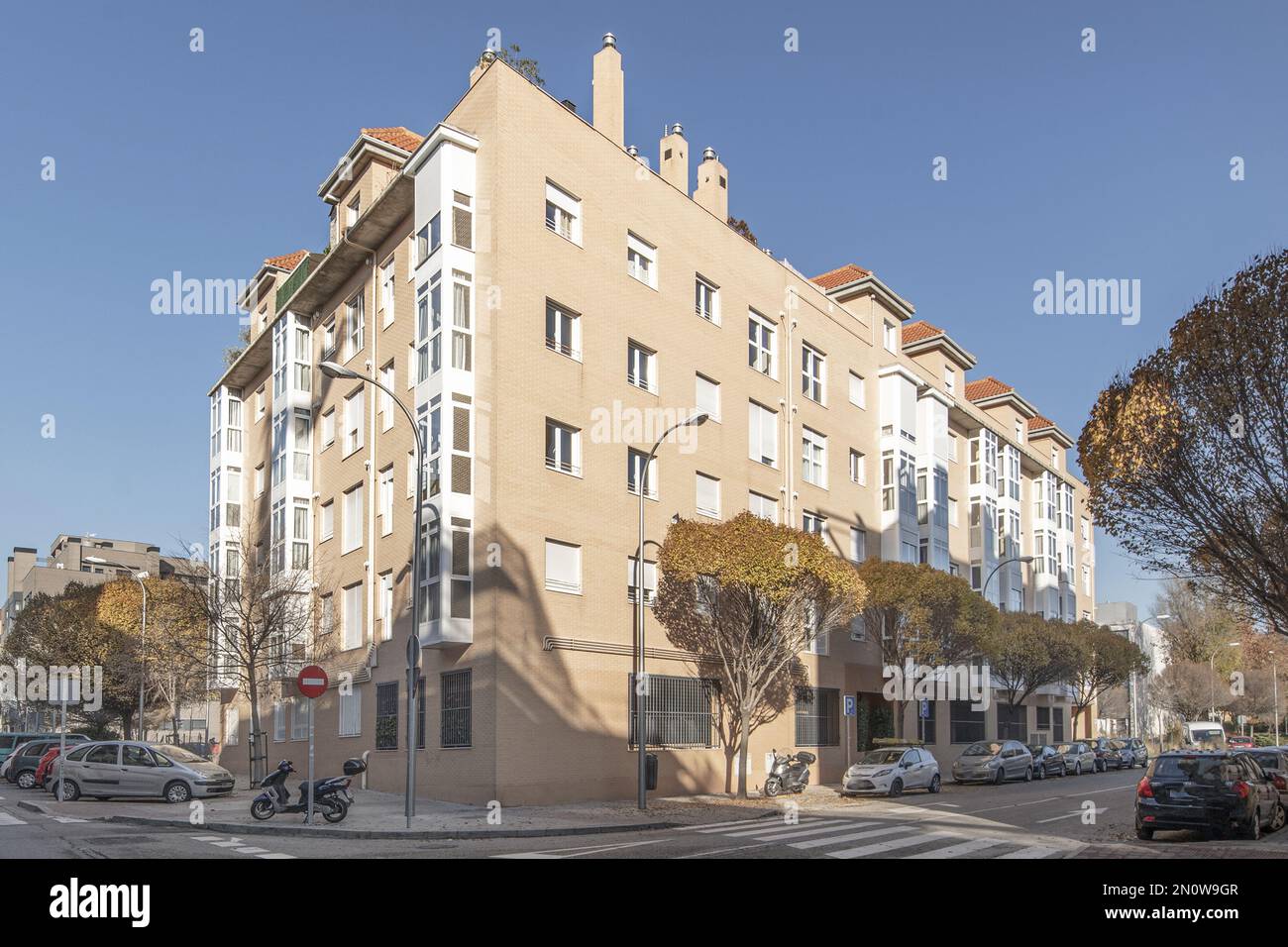 Corner view facade of a new urban residential building Stock Photo - Alamy